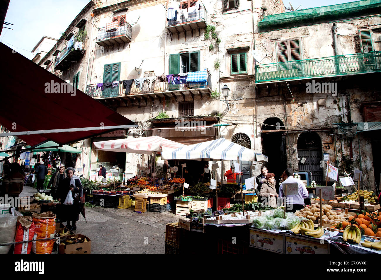 Traditional shops and stalls at Capo, old market in Palermo, Sicily ...
