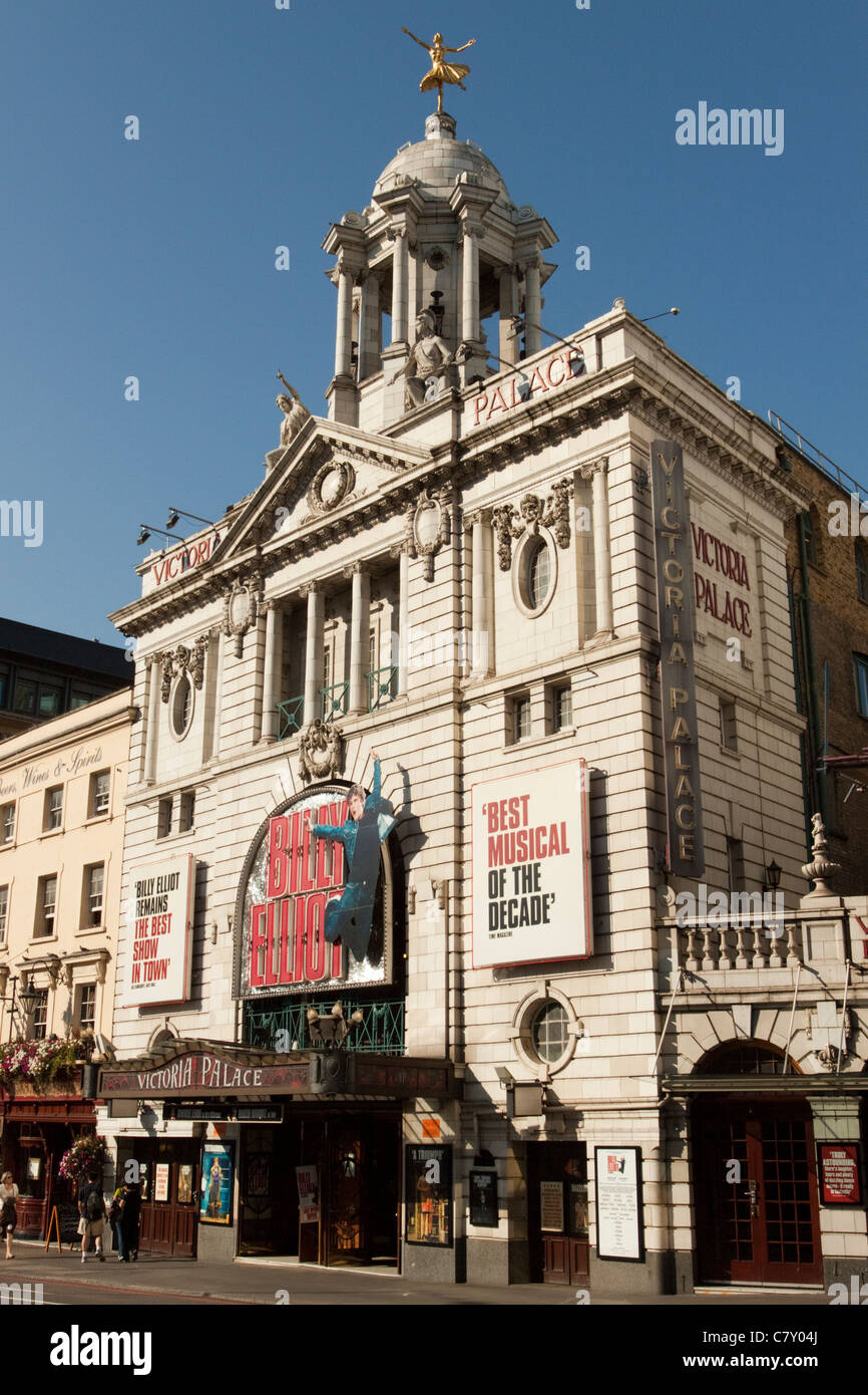 Victoria palace theatre london hi-res stock photography and images - Alamy