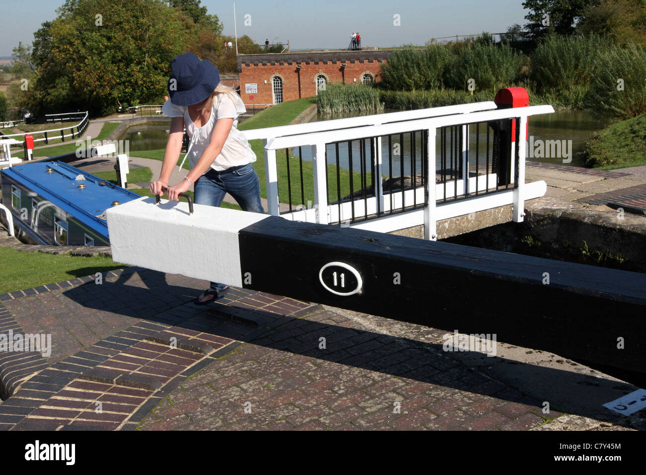 PEOPLE ENJOYING THE HOT WEATHER BY BOATING ON THE GRAND UNION CANAL AT ...