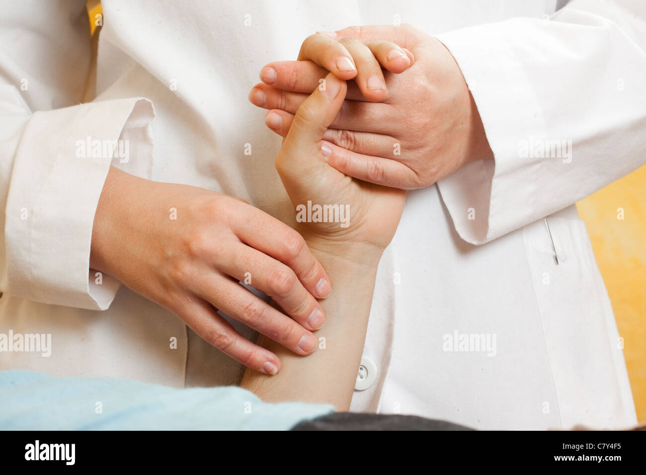 Pulse diagnosis hi-res stock photography and images - Alamy