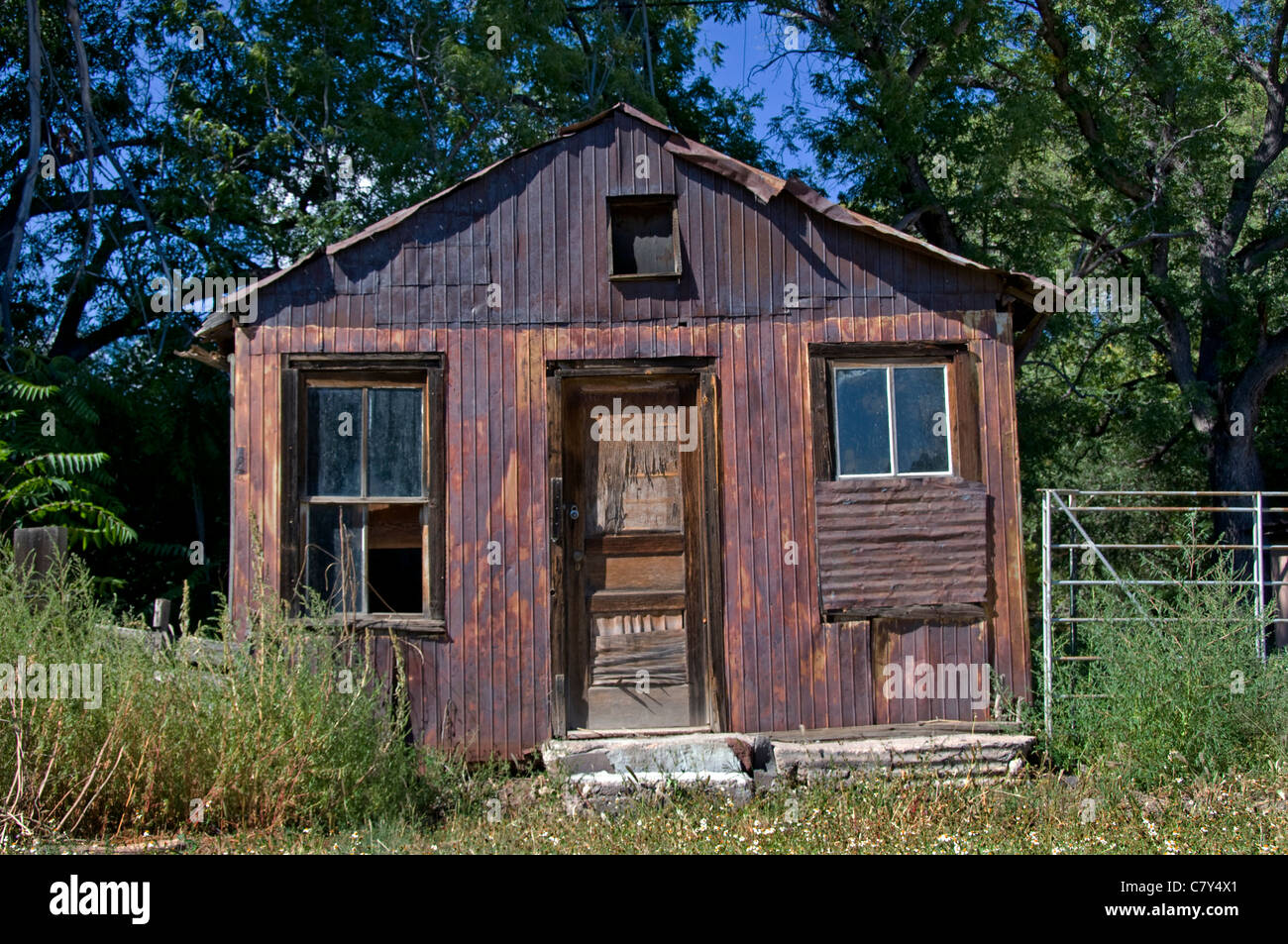 Broken down building broken down shack hi-res stock photography and ...