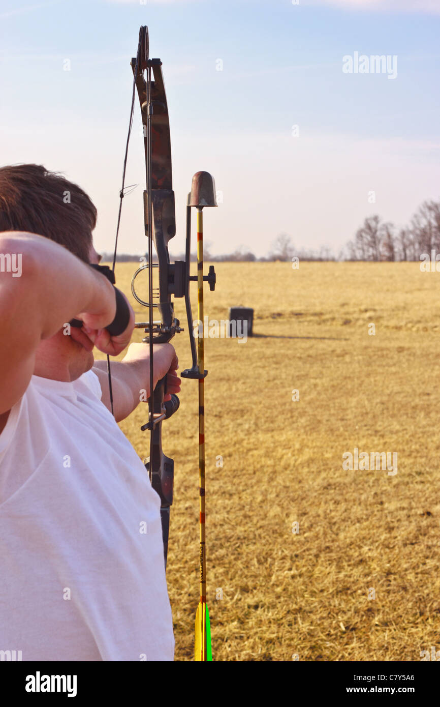 Bow and arrow target black hi-res stock photography and images - Alamy