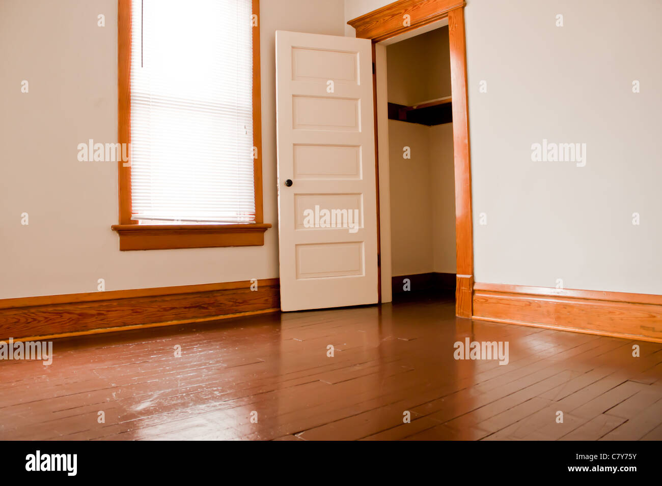 Clean empty room in an vacant old house Stock Photo - Alamy