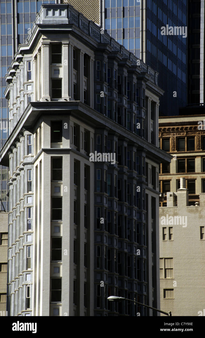 Flatiron exterior hi-res stock photography and images - Alamy