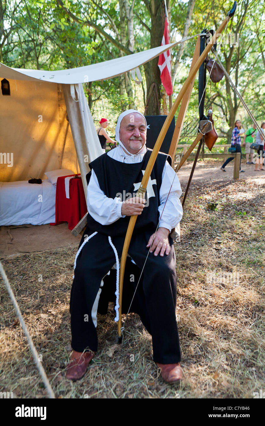 Hospitaller Knight holding a longbow. Sherwood through the ages ...