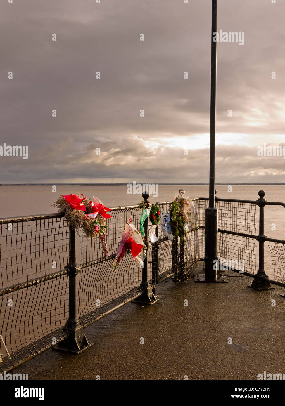 Memorial flowers, Hull waterfront on the River Humber, East Yorkshire ...