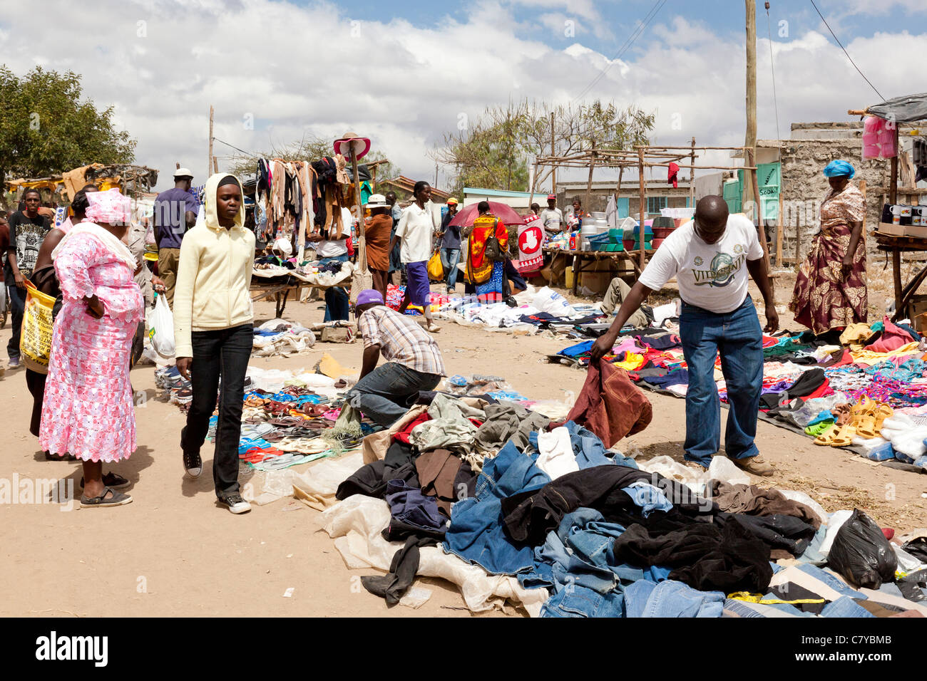 Second hand clothes stall hi-res stock photography and images - Alamy