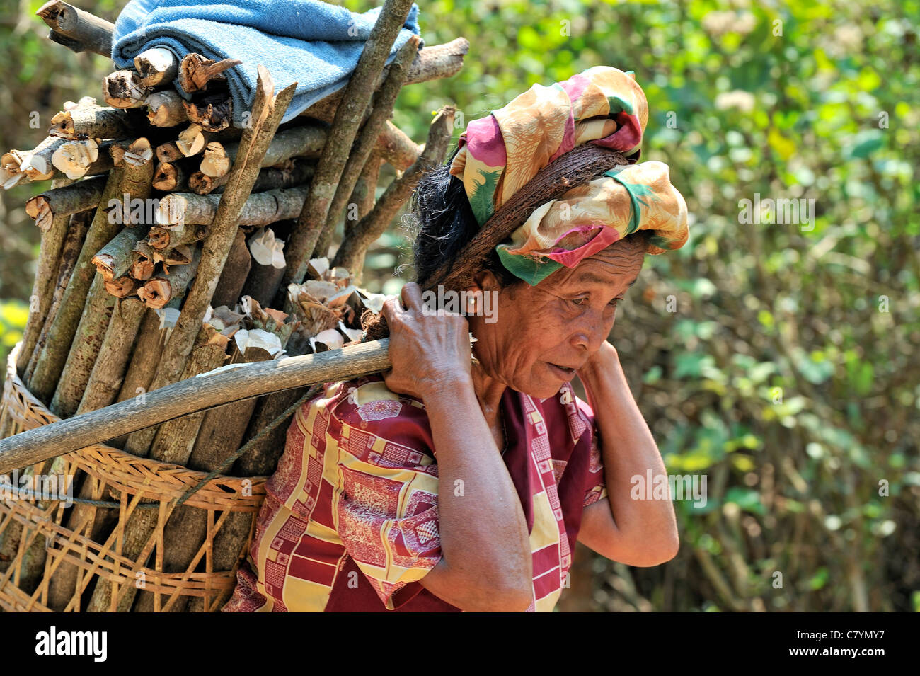 Old woman carrying heavy load hi-res stock photography and images - Alamy