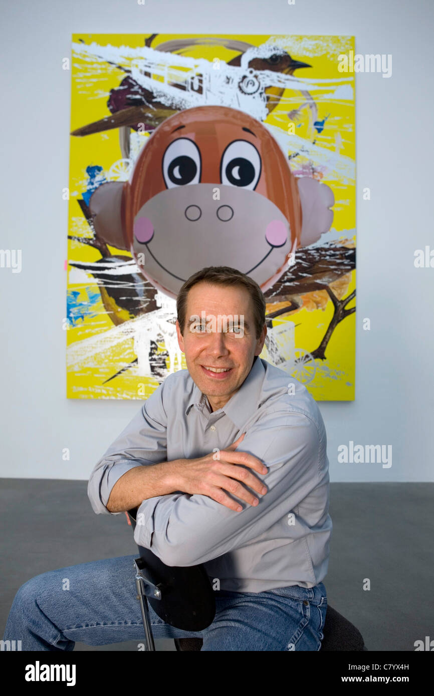 Jeff Koons alongside one of his works of art Stock Photo - Alamy