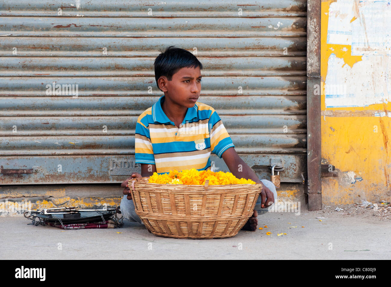 Working child selling flowers hi-res stock photography and images - Alamy