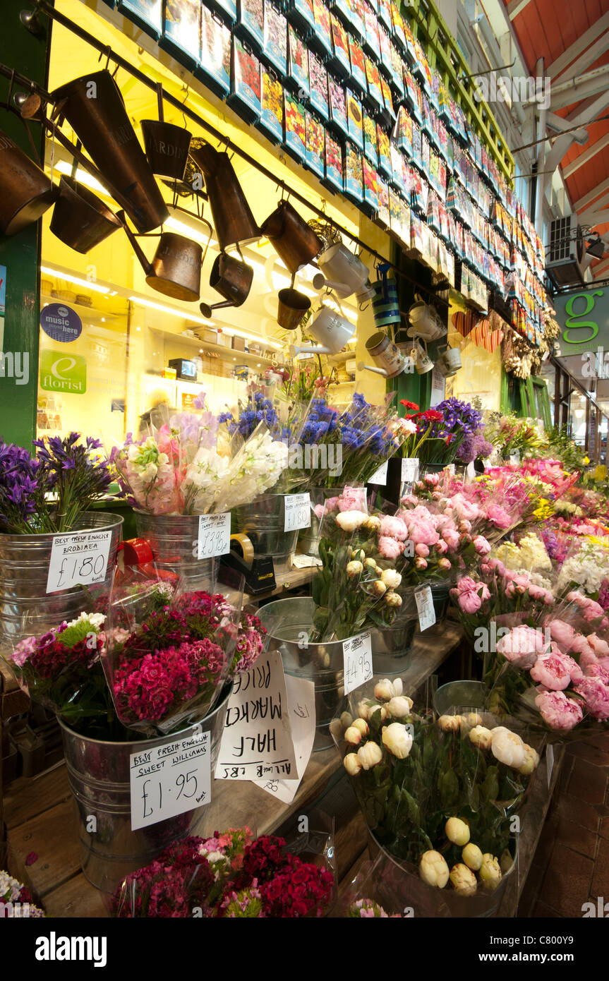 Colourful flowers in florist shop uk hi-res stock photography and ...