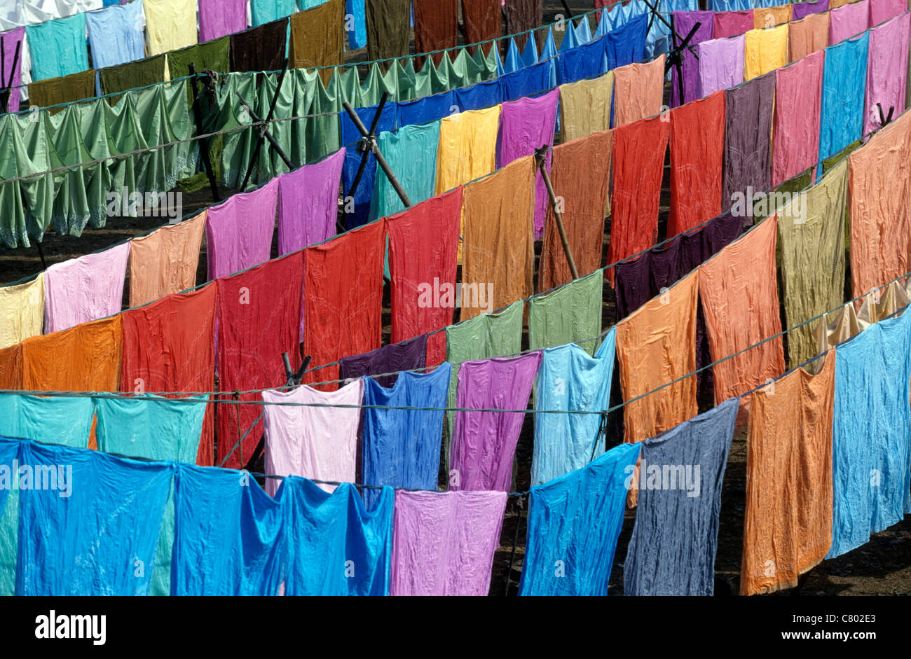 Up India, Lucknow, textiles drying in the sun Stock Photo - Alamy