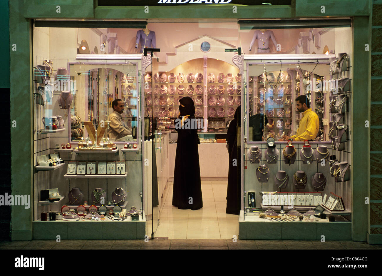 Kuwait women hi-res stock photography and images - Alamy
