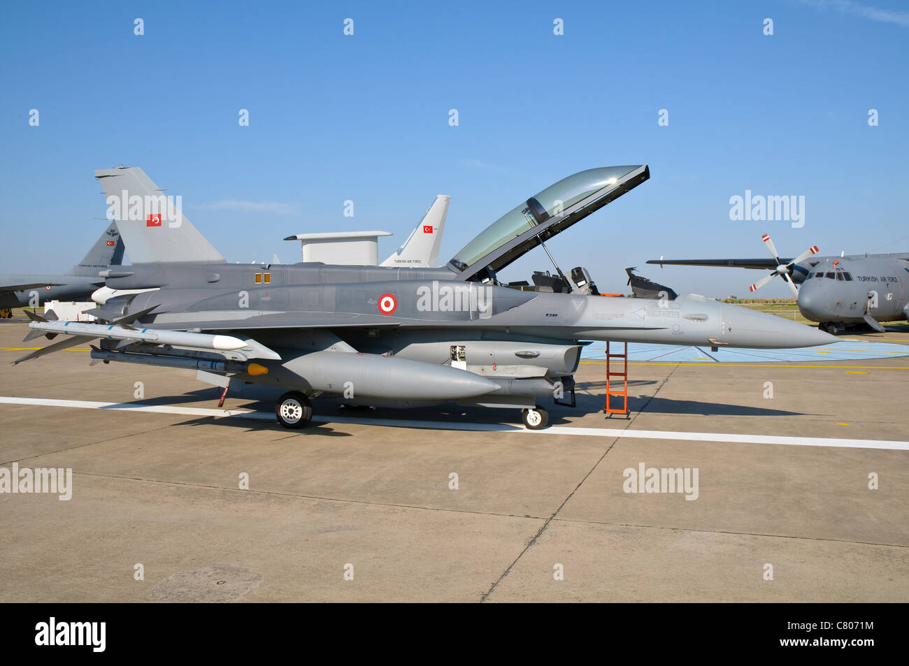 Side view of a Turkish-built F-16 aircraft Stock Photo - Alamy