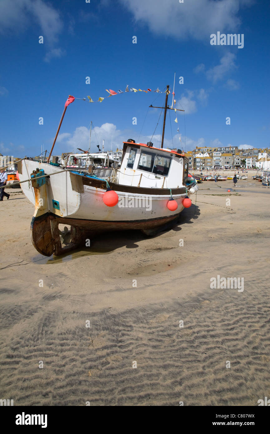 A picturesque fishing boat in St Ives harbour, Cornwall, England Stock ...