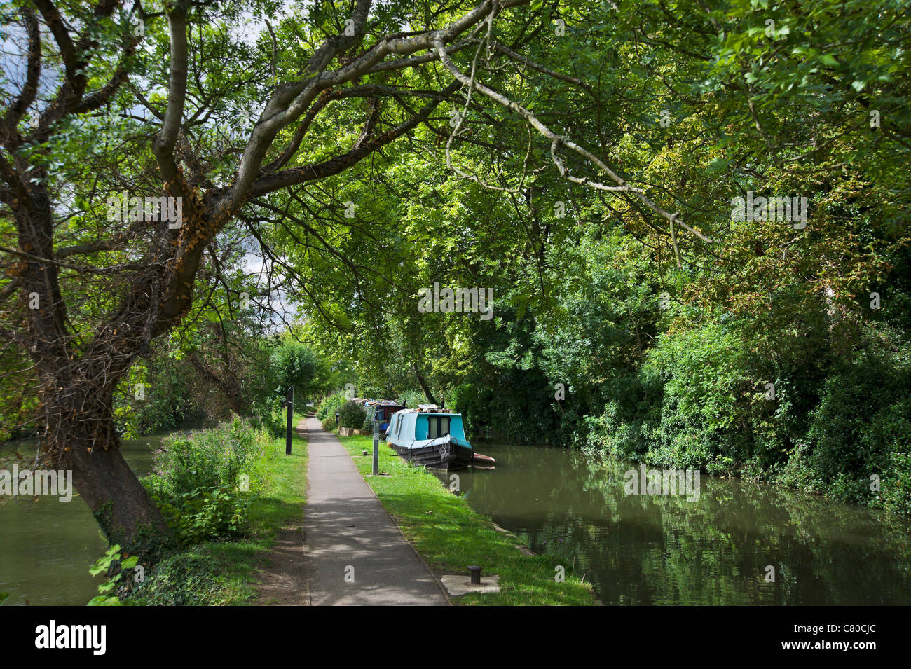 Path alongside the Oxford Canal near the city centre, Oxford ...