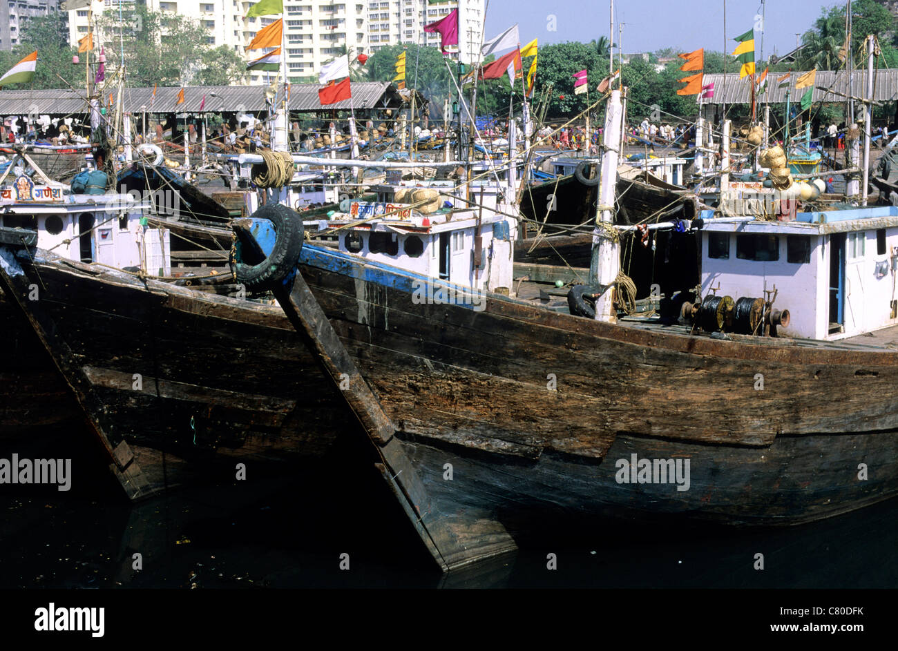 India maharashtra mumbai fishing boats hi-res stock photography and ...