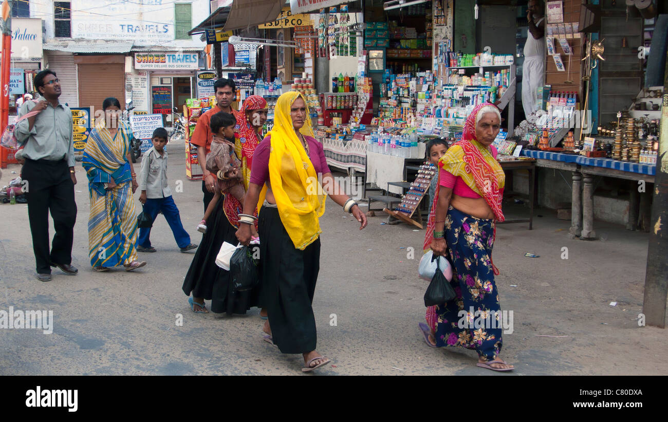 Pushkar street scene india woman hi-res stock photography and images - Alamy