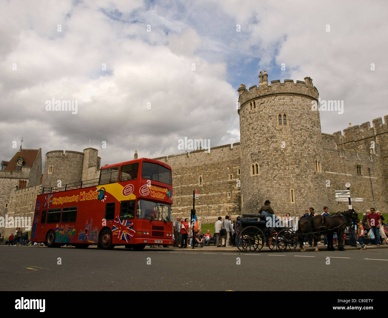 Tour bus and horse and carriage next to the Salisbury Tower of Windsor ...