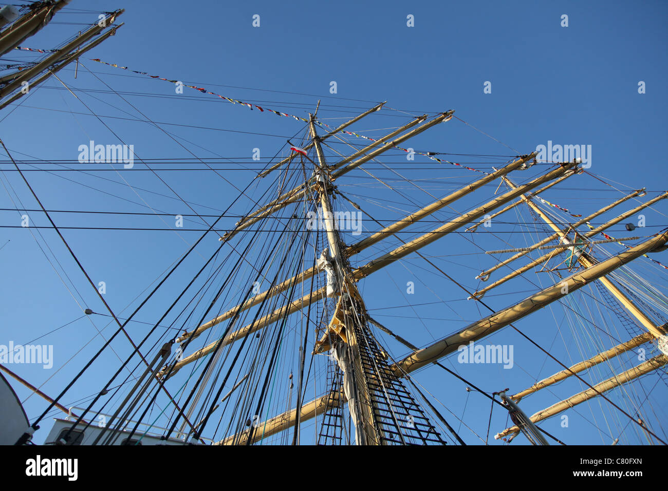 Old Ship tackles on the frigate Stock Photo - Alamy