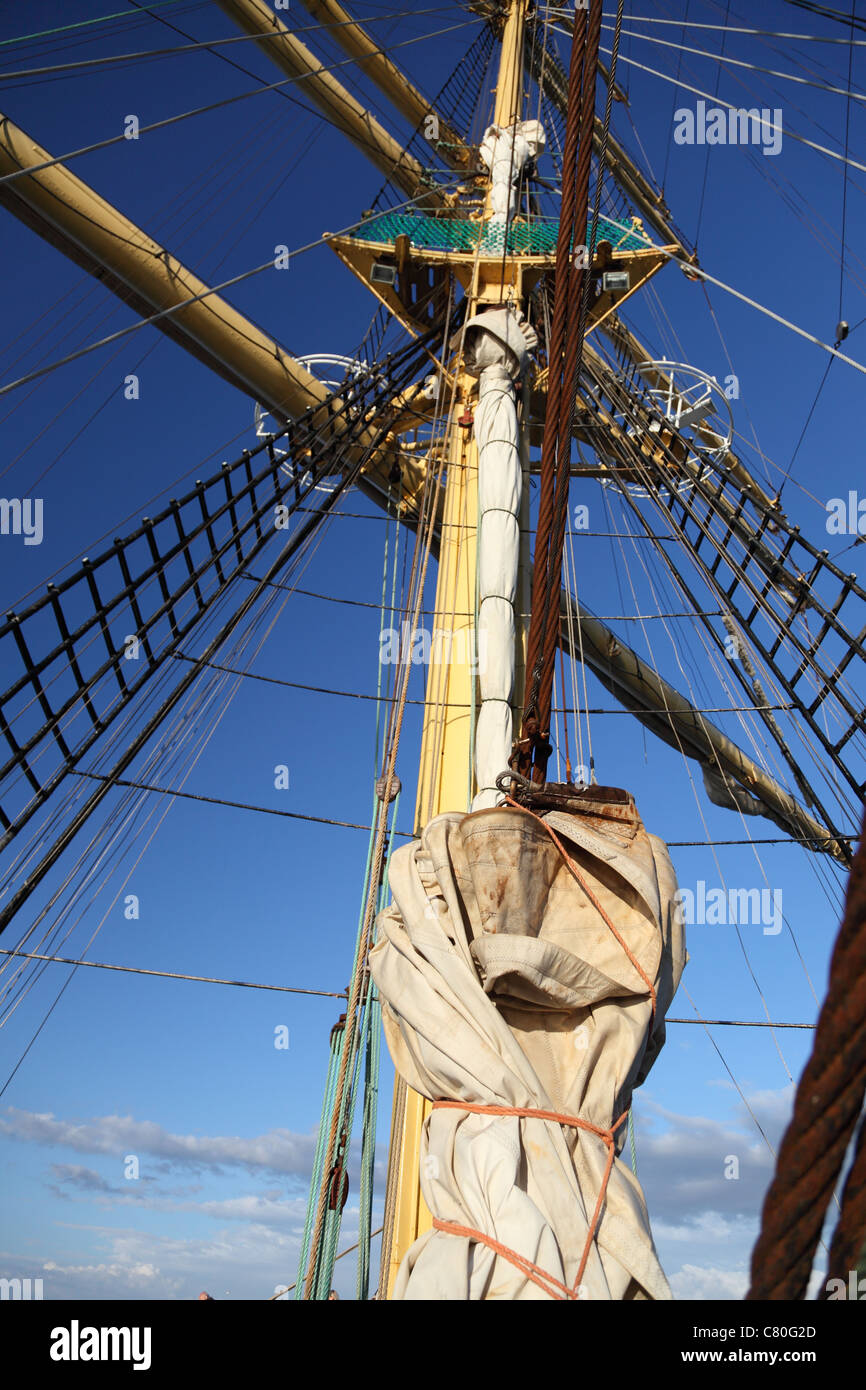 Old Ship tackles on the frigate Stock Photo - Alamy