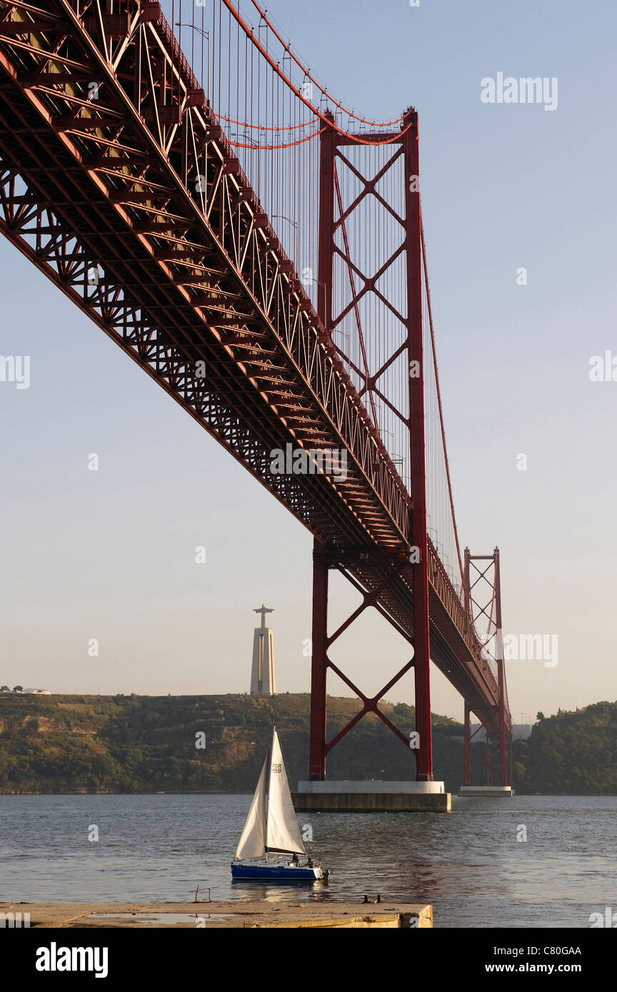 25 of april bridge hi-res stock photography and images - Alamy
