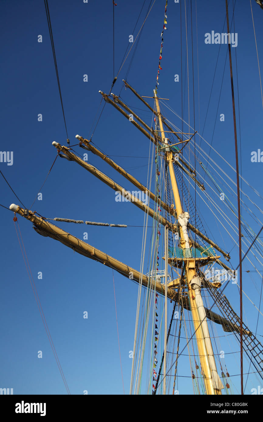 Old Ship tackles on the frigate Stock Photo - Alamy