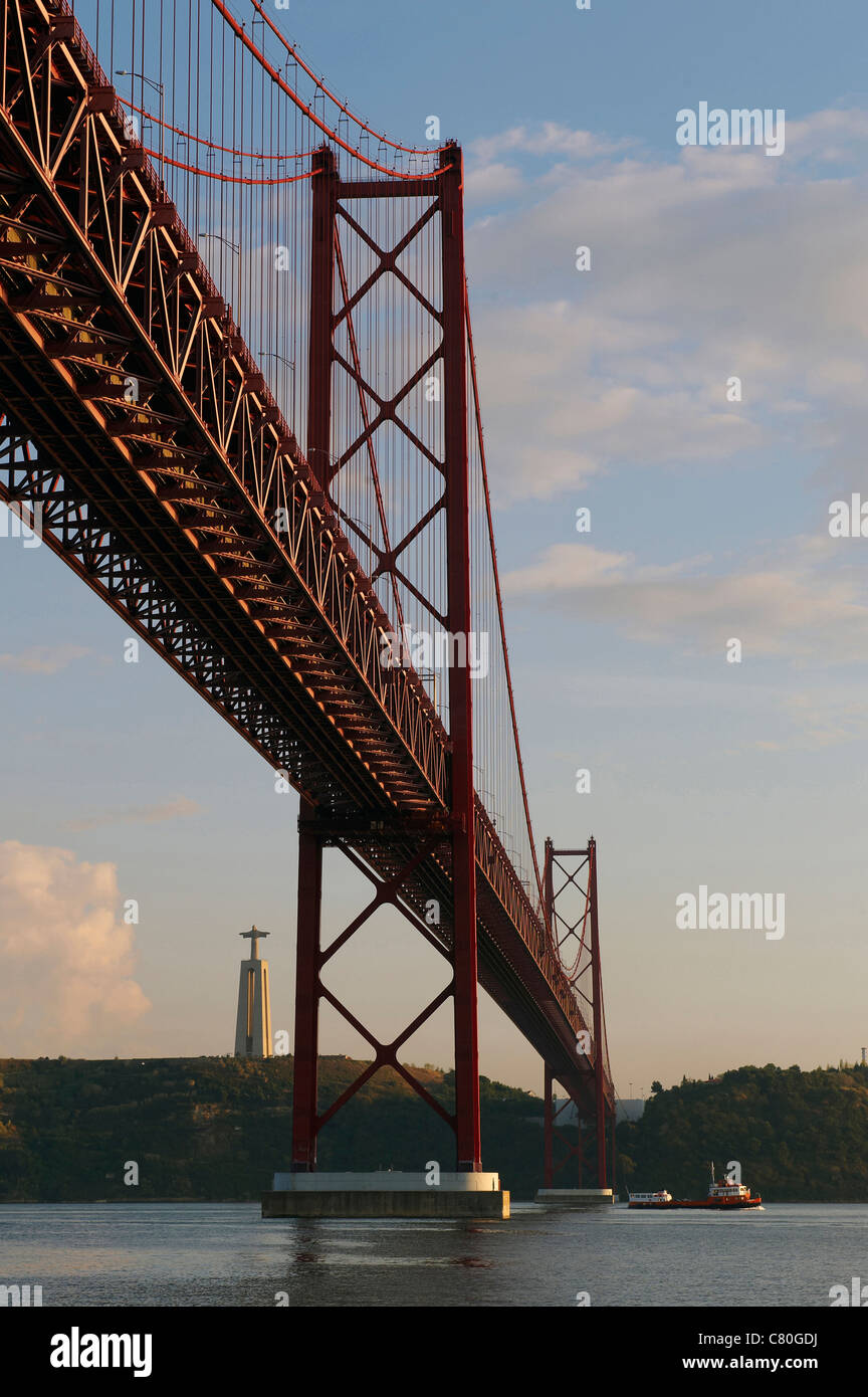 25 de abril bridges hi-res stock photography and images - Alamy