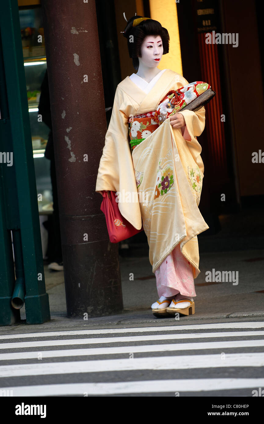 Geisha tokyo hi-res stock photography and images - Alamy