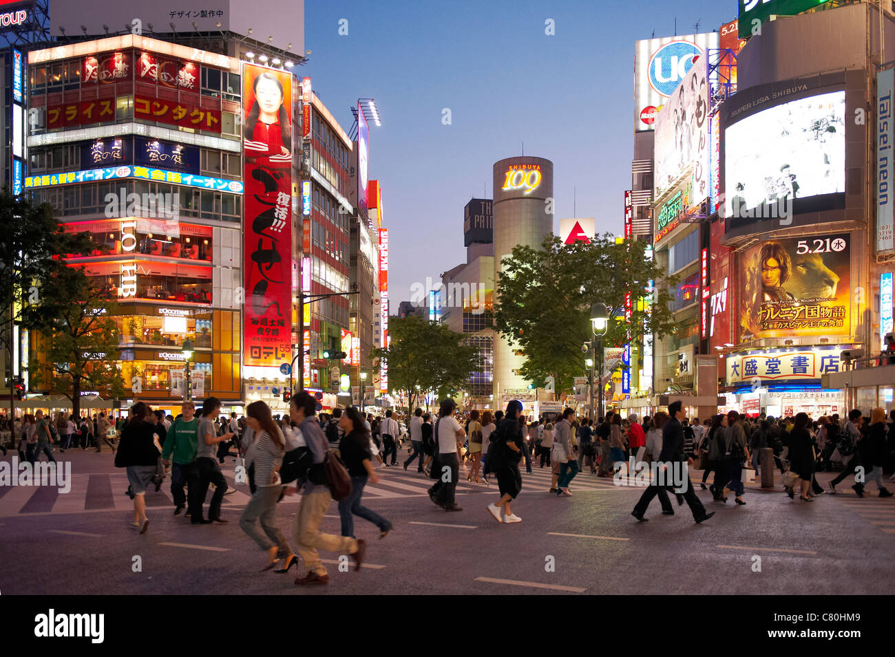 People street in night hi-res stock photography and images - Alamy