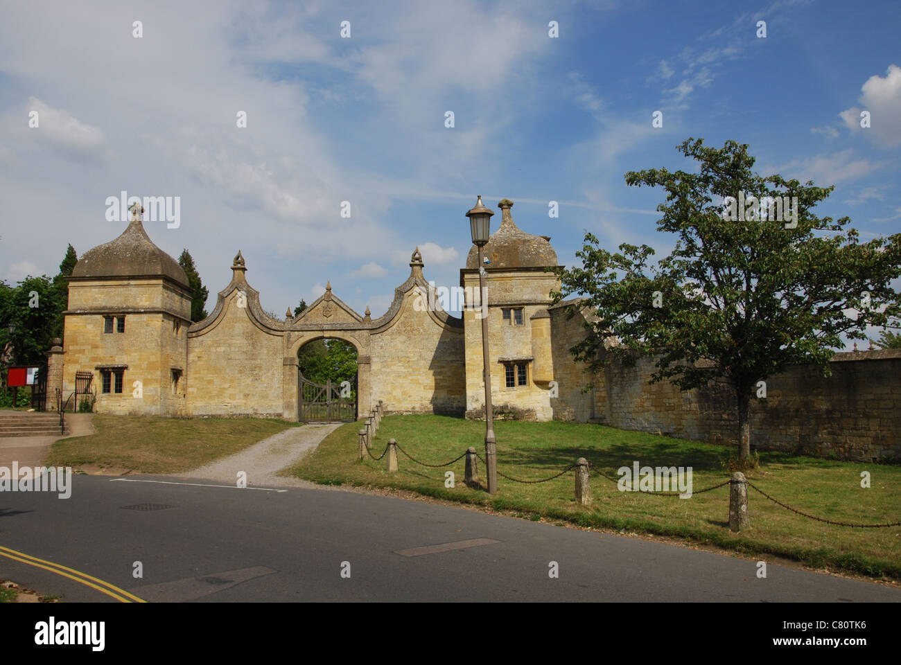 English mansion house gates hi-res stock photography and images - Alamy