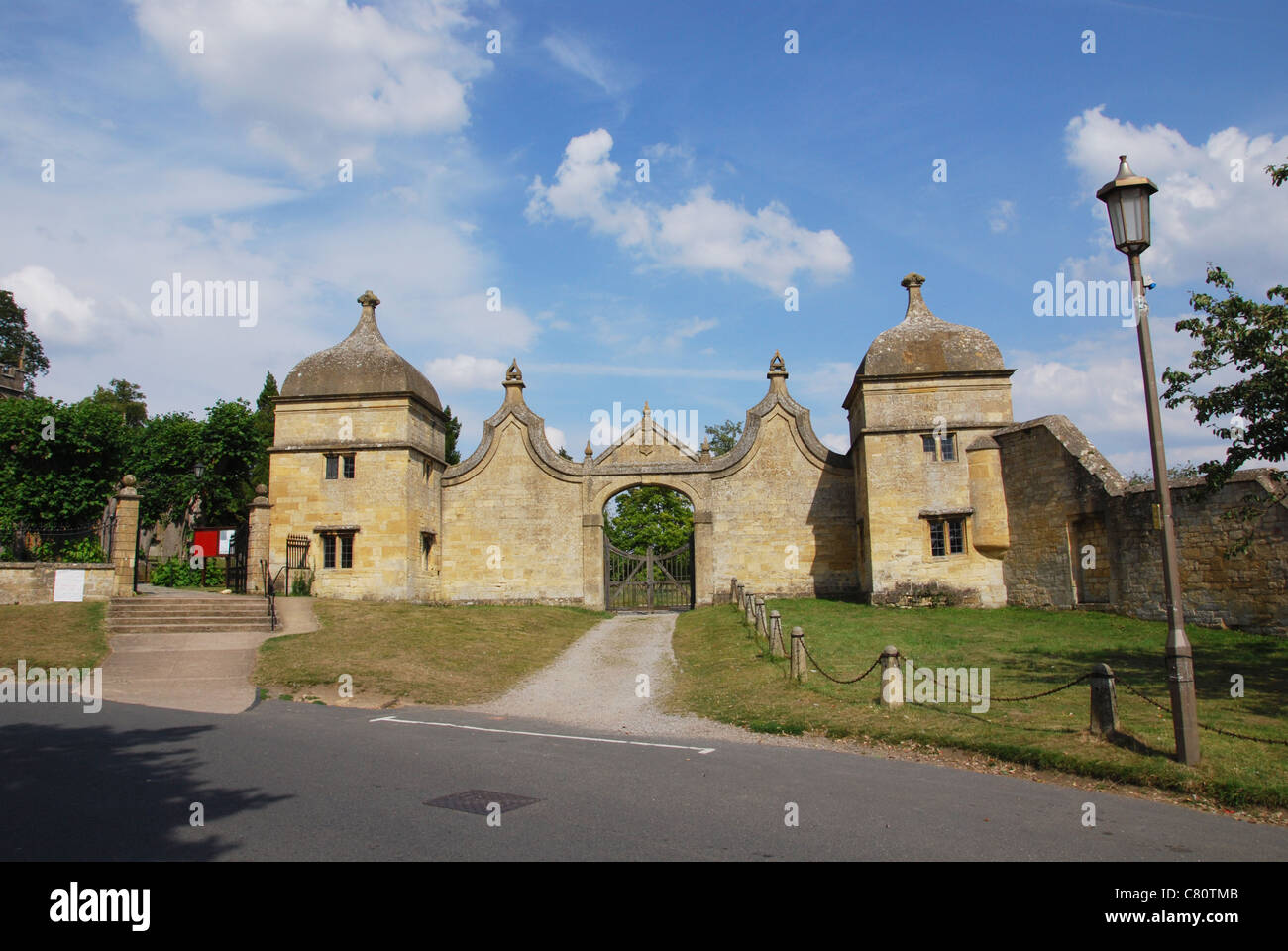 English mansion house gates hi-res stock photography and images - Alamy