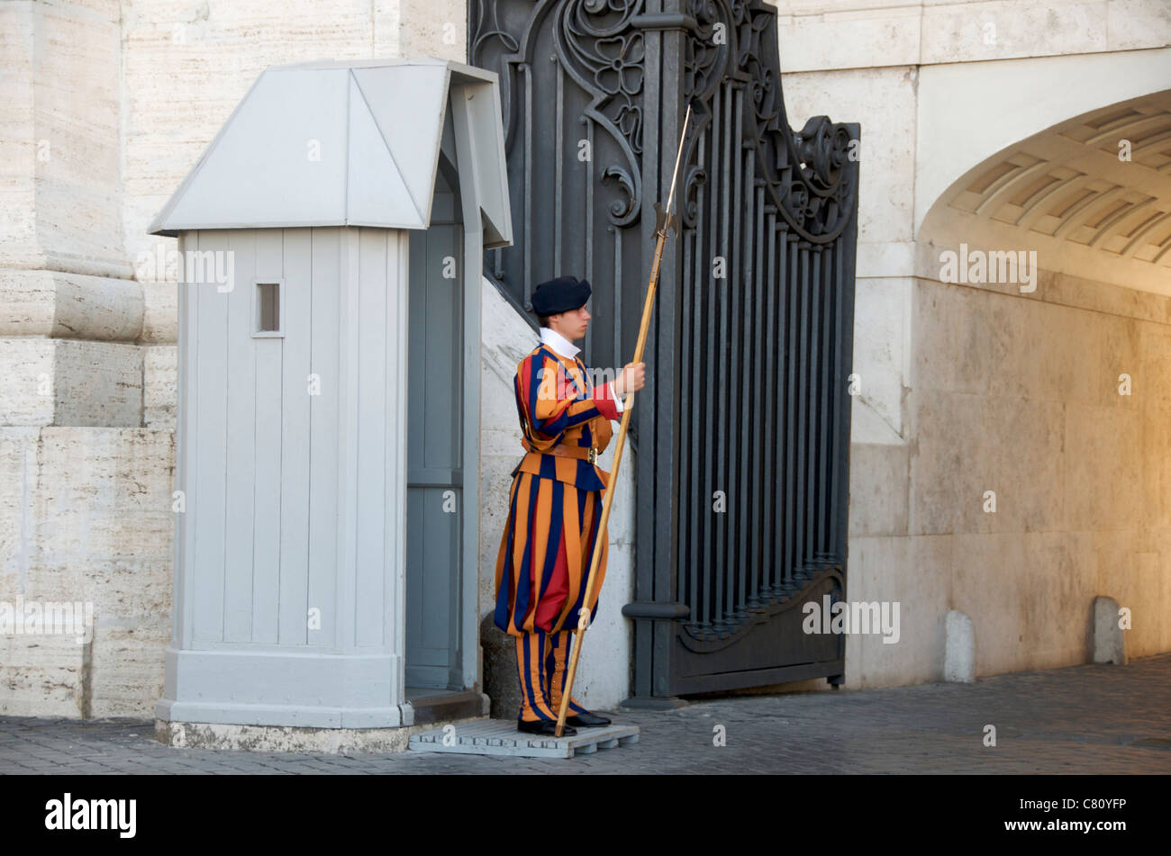 Swiss soldiers of the Swiss Guard at St. Peter's Basilica, Vatican ...