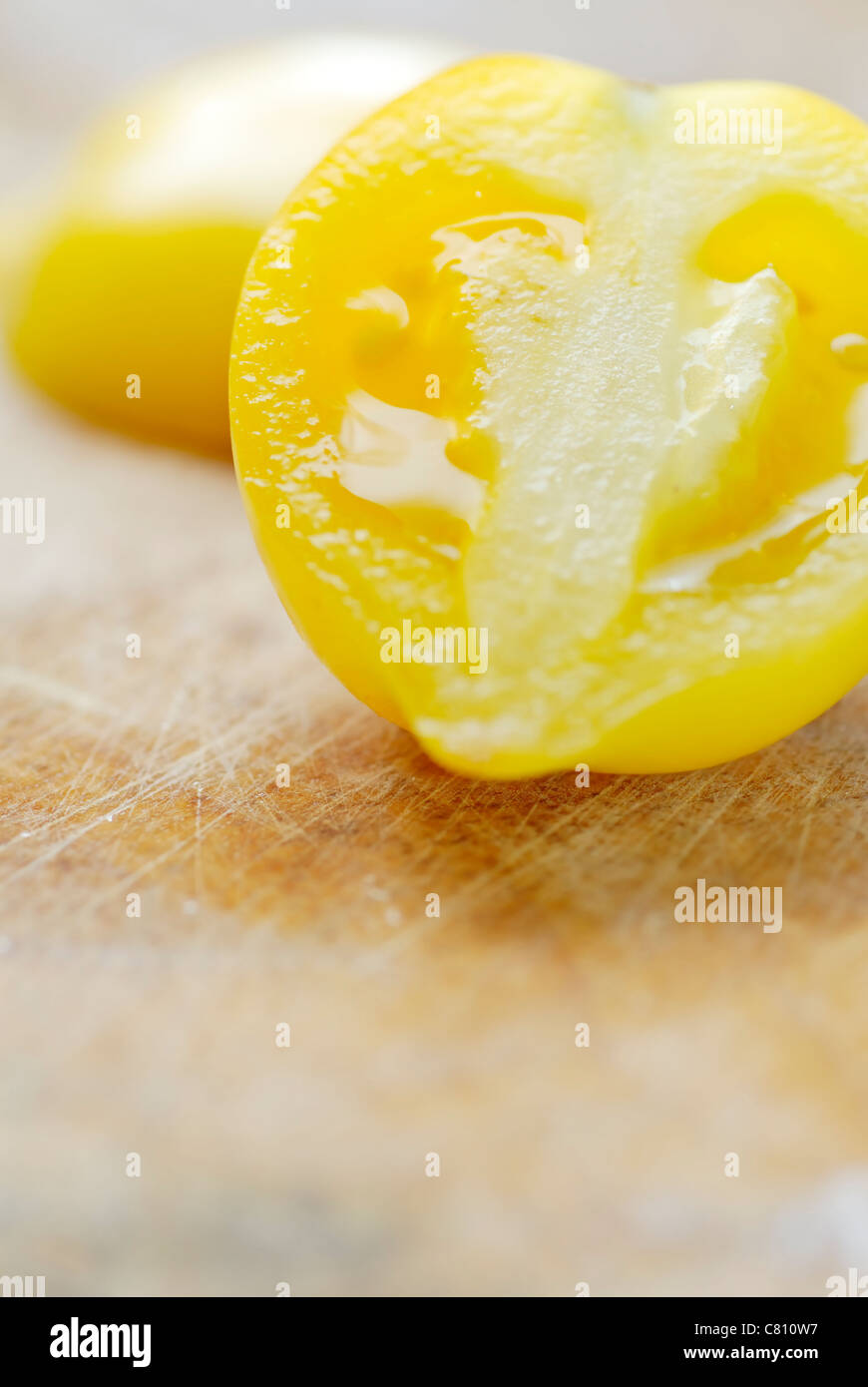 One 'Lemon Tree' tomato sliced Stock Photo - Alamy