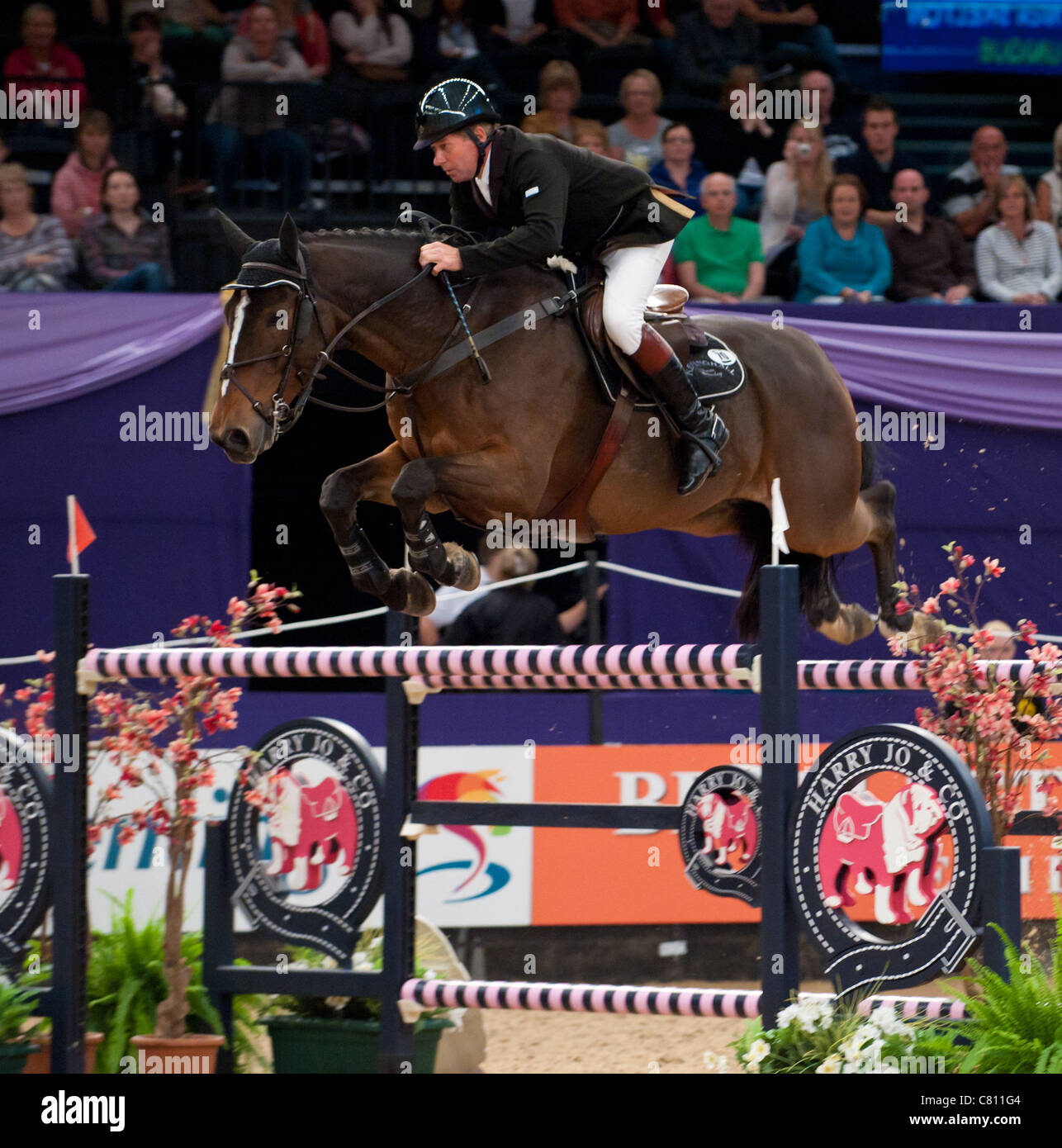 Horse jumping competition crowd hi-res stock photography and images - Alamy