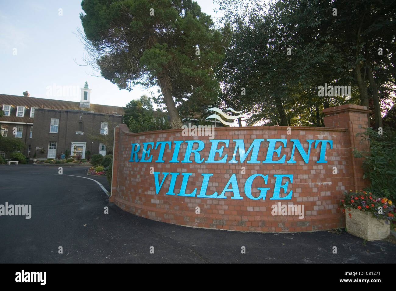 Old people retirement village uk hi-res stock photography and images ...