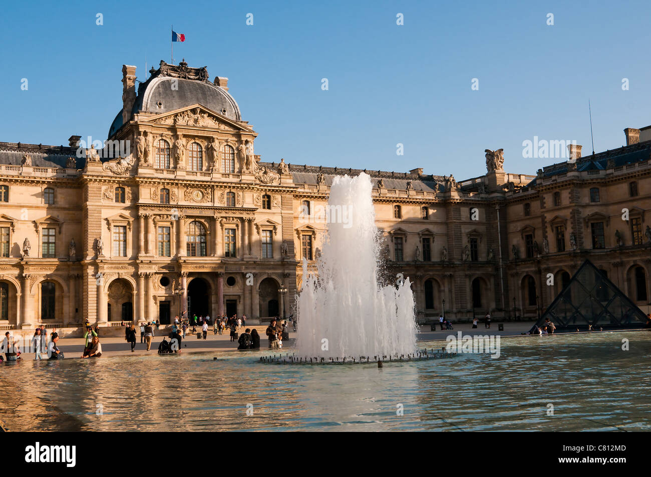 Louvre museum architecture palace hi-res stock photography and images ...