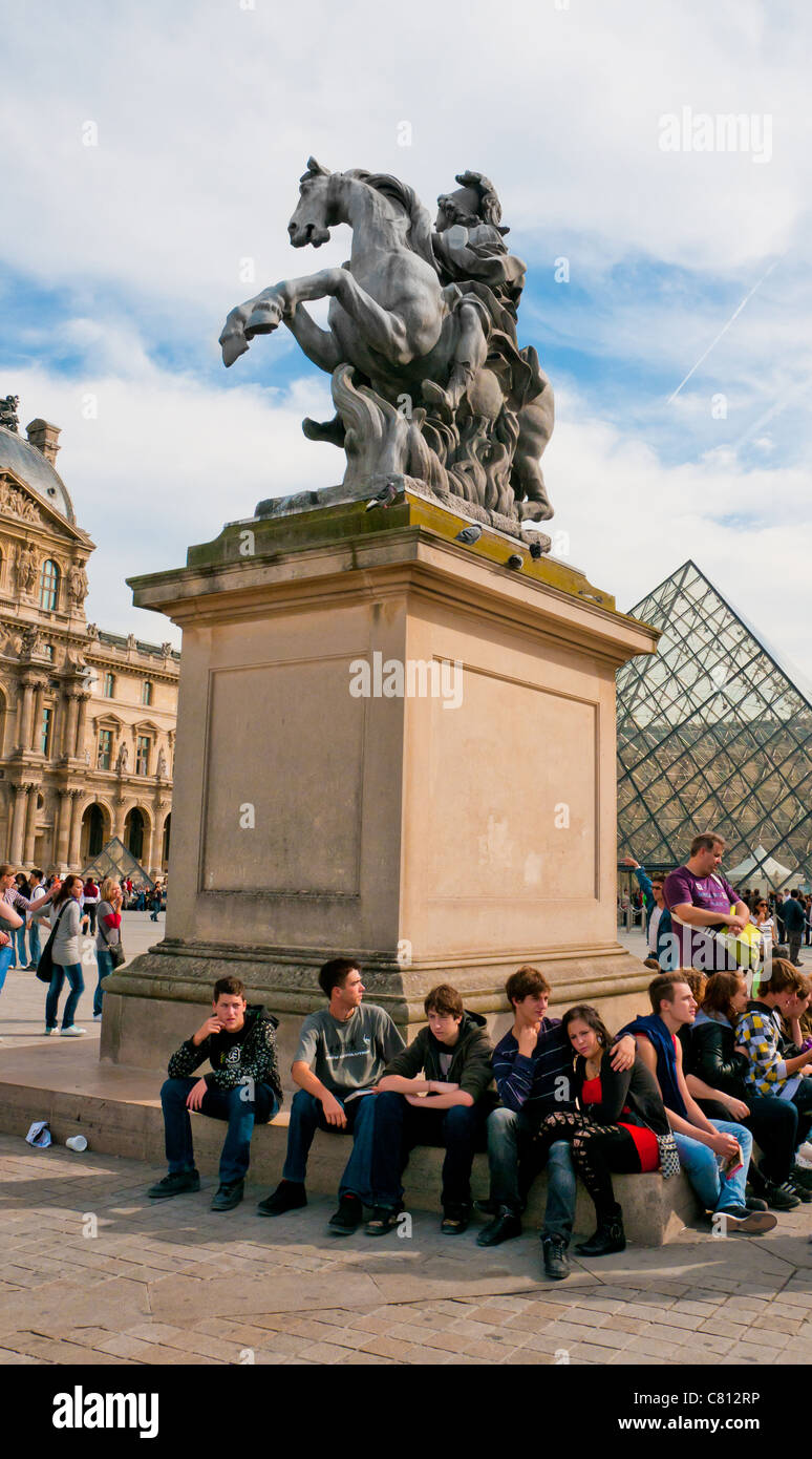 Outside the louvre hi-res stock photography and images - Alamy