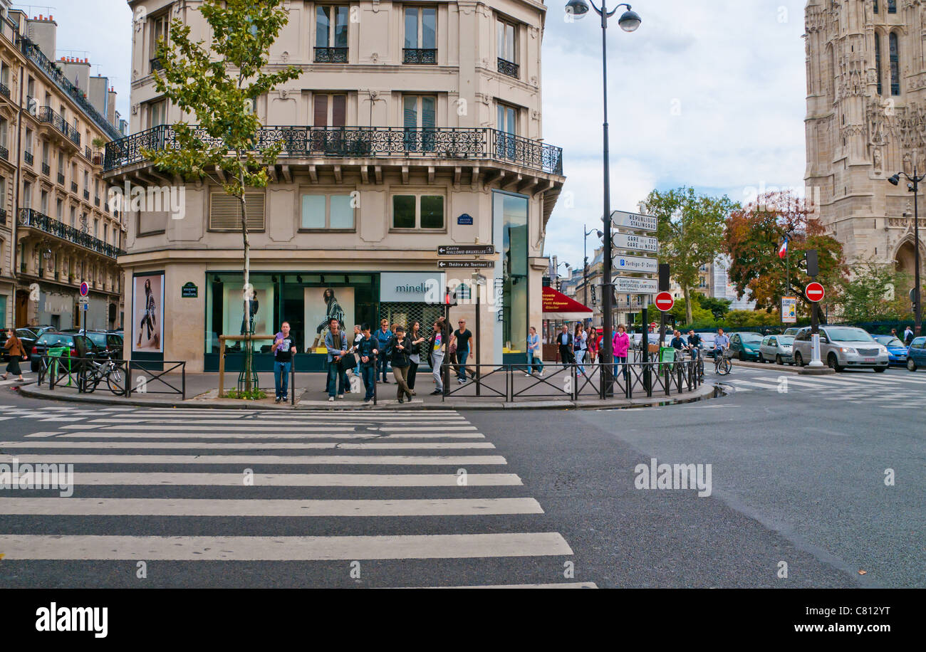 Paris scenic street hi-res stock photography and images - Alamy