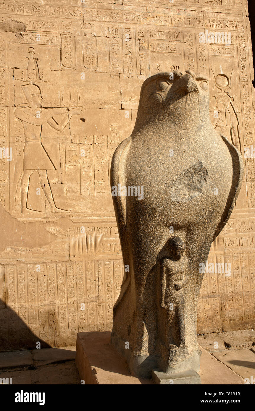 Horus statue, Temple of Horus, Edfu, Egypt Stock Photo - Alamy