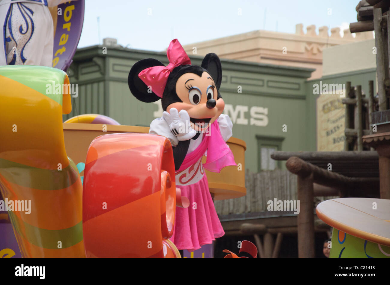 magic kingdom celebrate a dream come true parade minnie mouse float ...