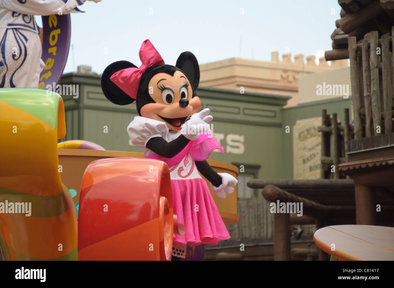 magic kingdom celebrate a dream come true parade minnie mouse float ...