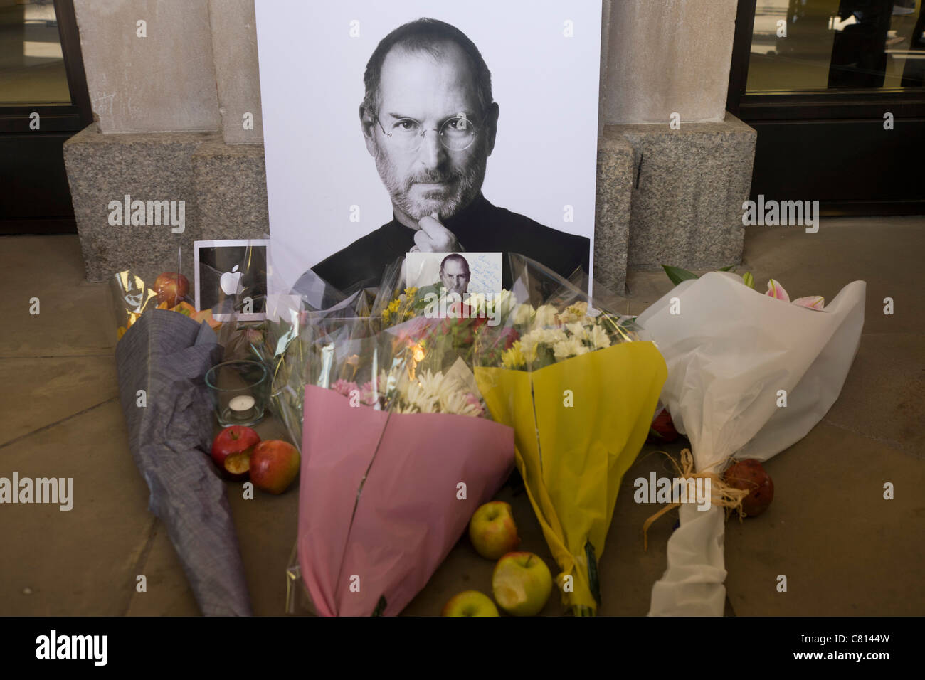 Makeshift shrine to Apple's Steve Jobs, the morning after his death was ...