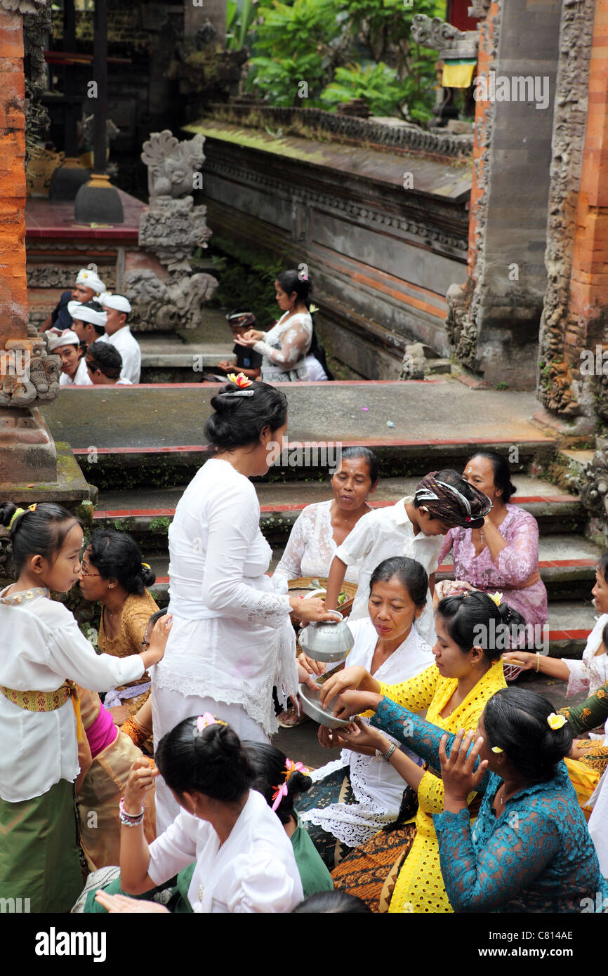 Hindu temple ceremony for Hari Raya Kuningan. Ubud, Bali, Indonesia ...