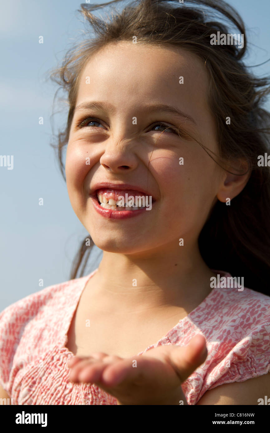 A smiling young girl is pointing out her pretty milk teeth Petite fille ...