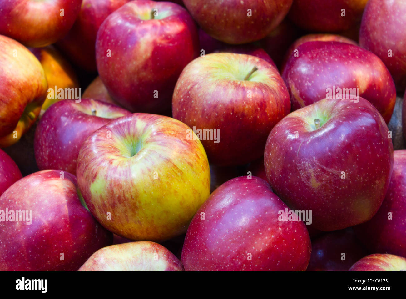 Borough market english apple fruit stall hi-res stock photography and ...