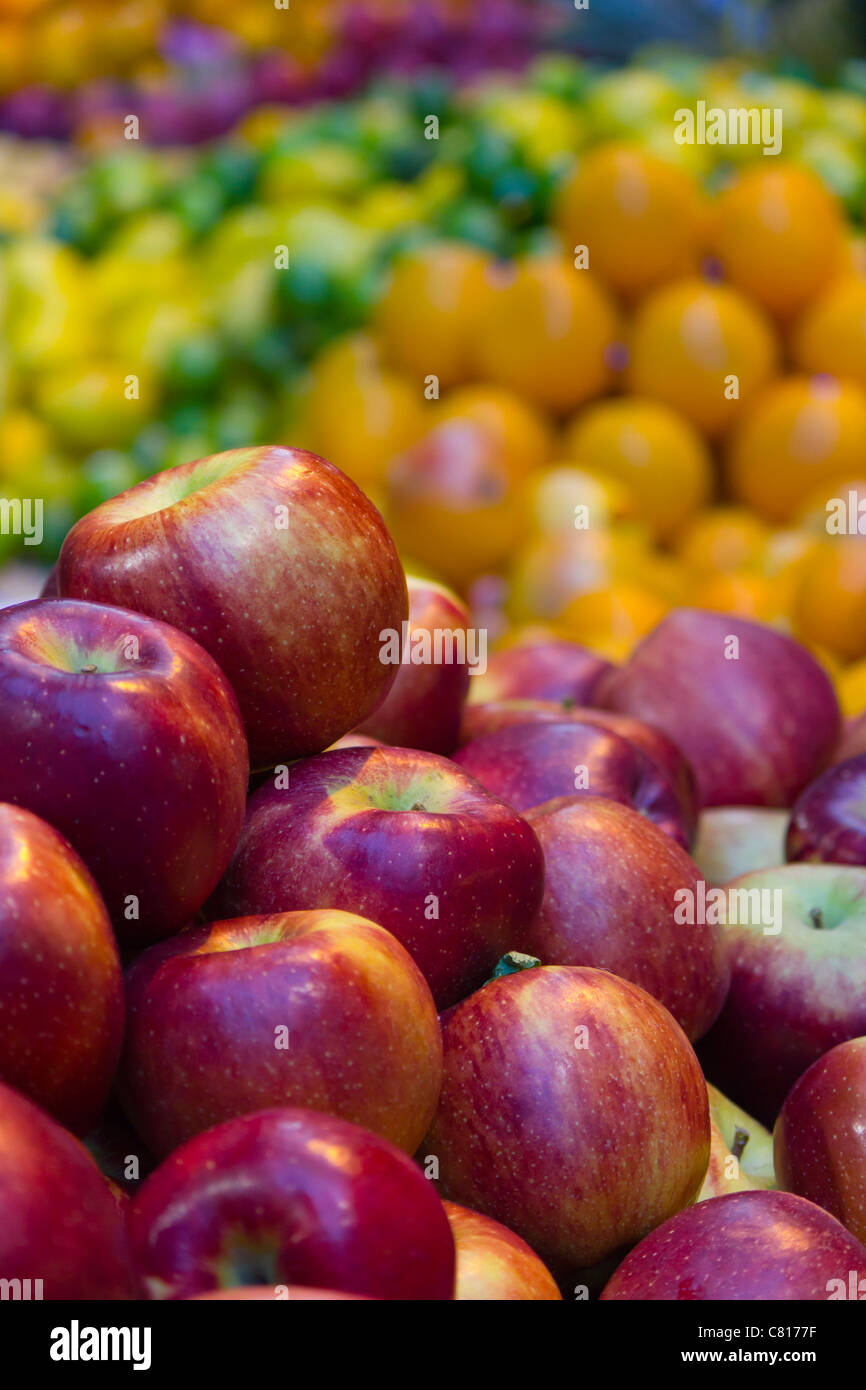 Apples at a market stall in Borough Market Stock Photo - Alamy
