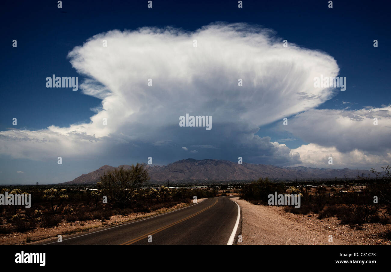 Cloud forms hi-res stock photography and images - Alamy