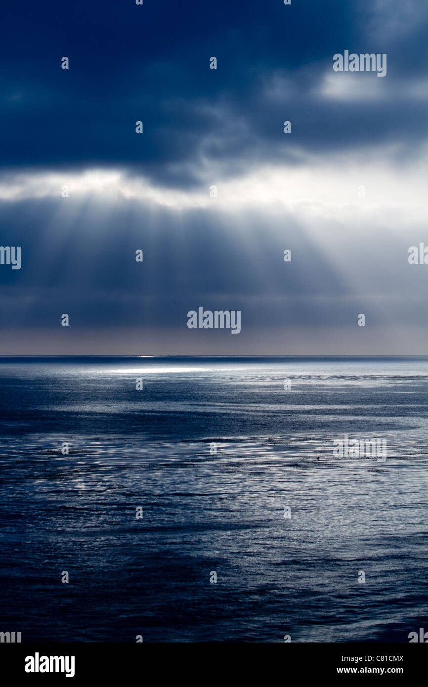 Sun rays over ocean hi-res stock photography and images - Alamy