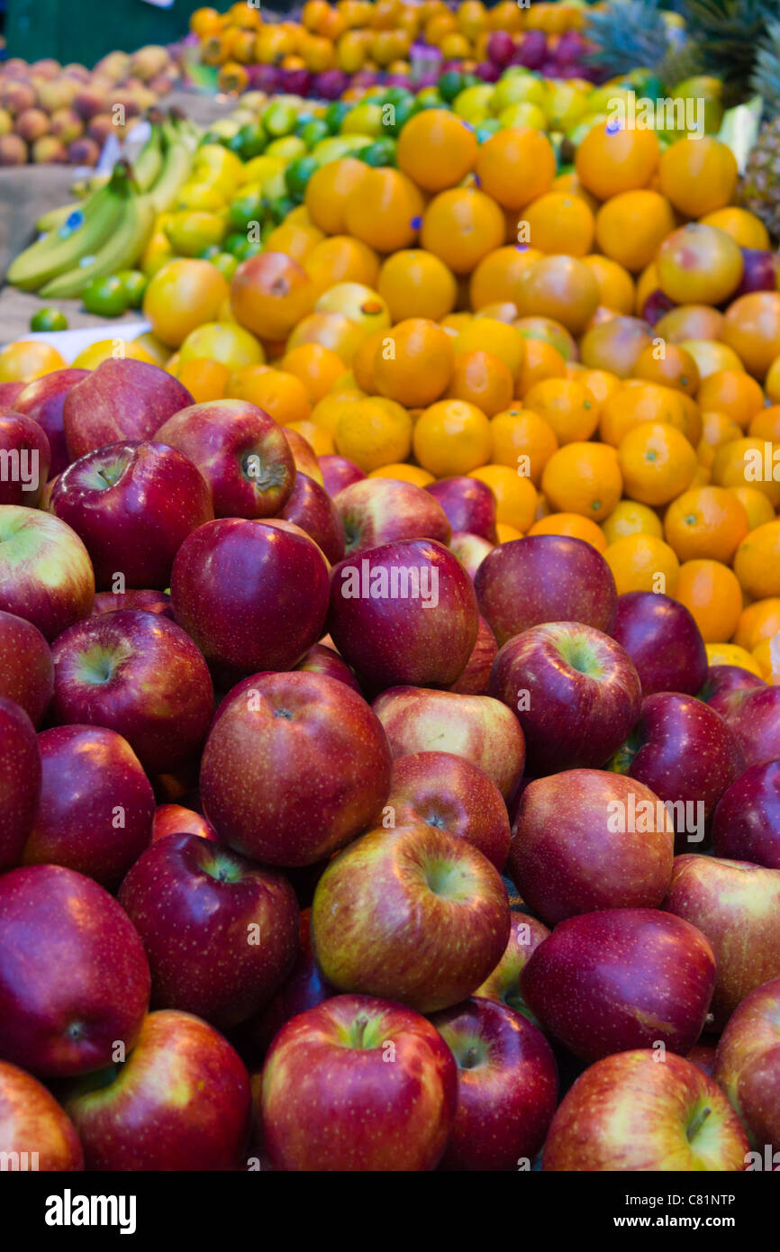 Apples at a market stall in Borough Market Stock Photo - Alamy